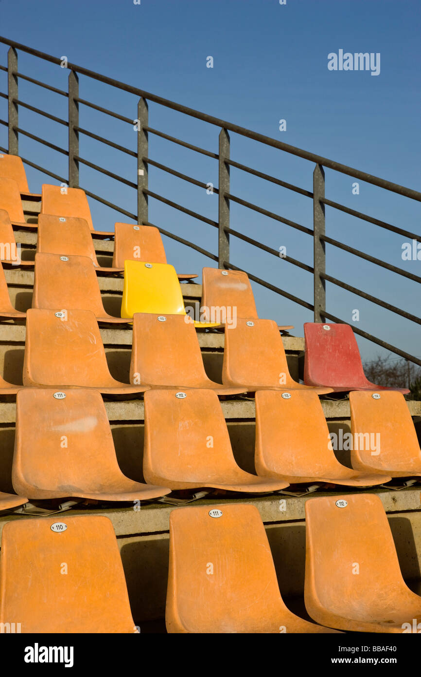 Empty seats stadium crowd hi-res stock photography and images - Alamy