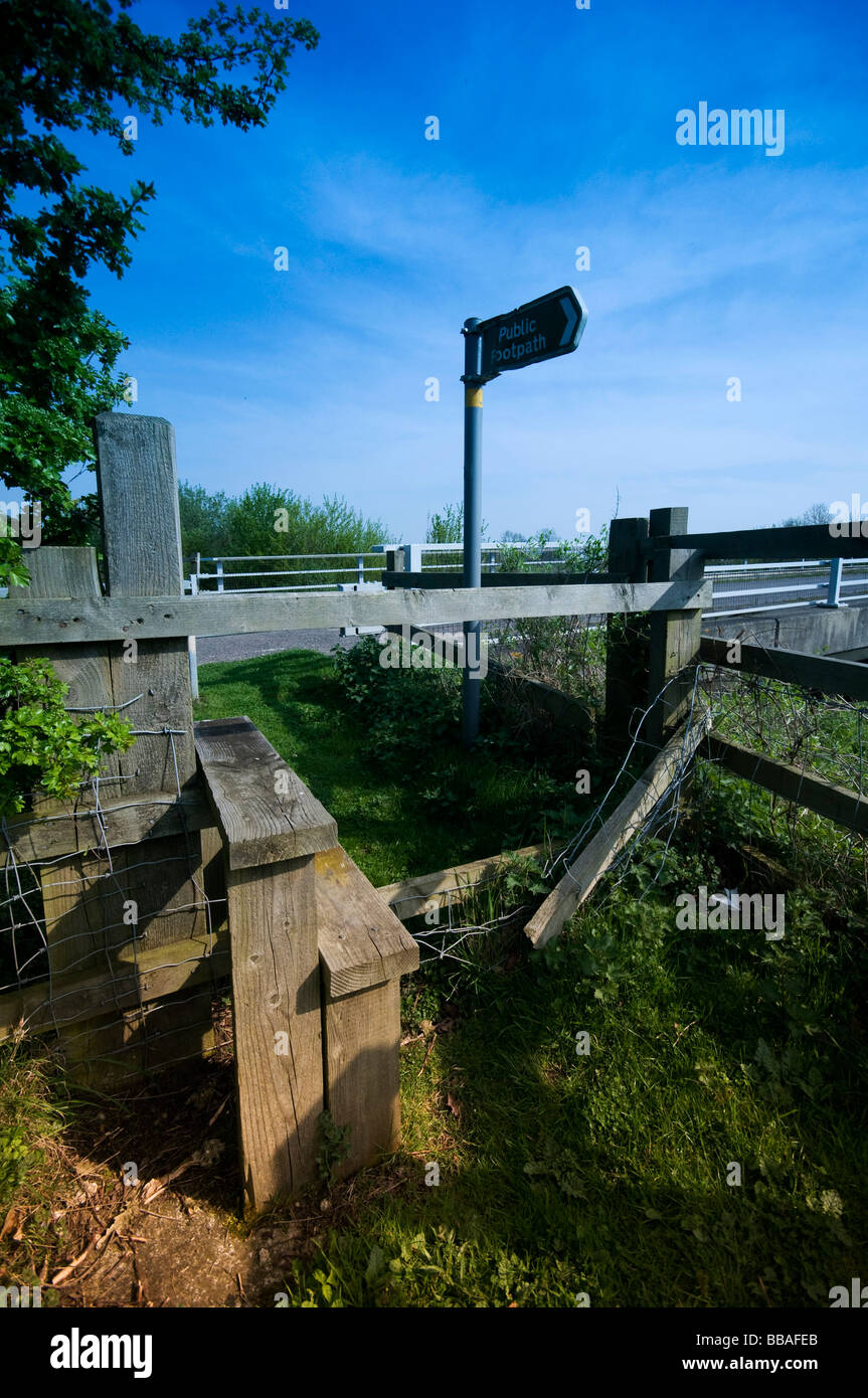 footpath sign and gate Stock Photo - Alamy