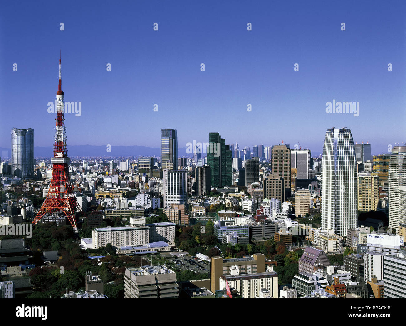 Elevated view of Tokyo Tower and city skyline, Tokyo, Japan Stock Photo ...