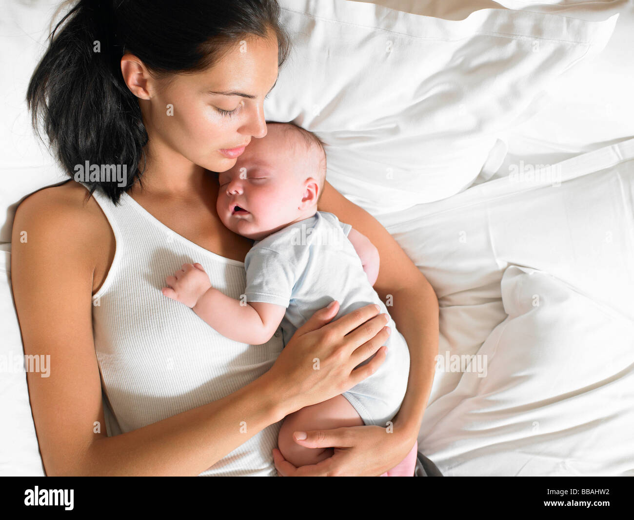 Family of three people sleeping in one bed hi-res stock photography and ...