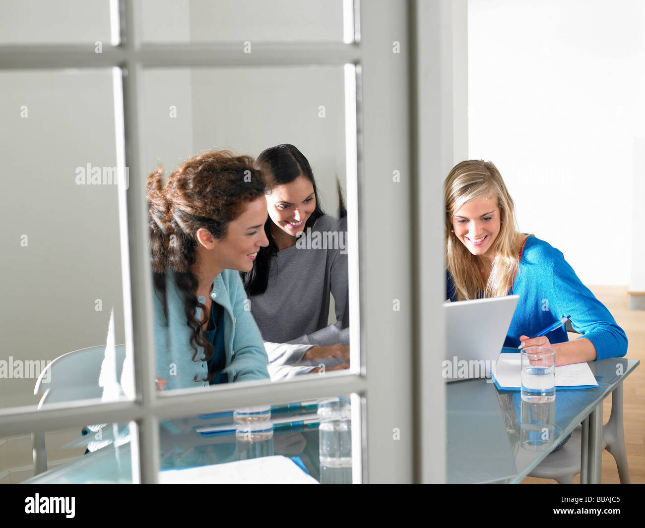Business women working, smiling Stock Photo - Alamy