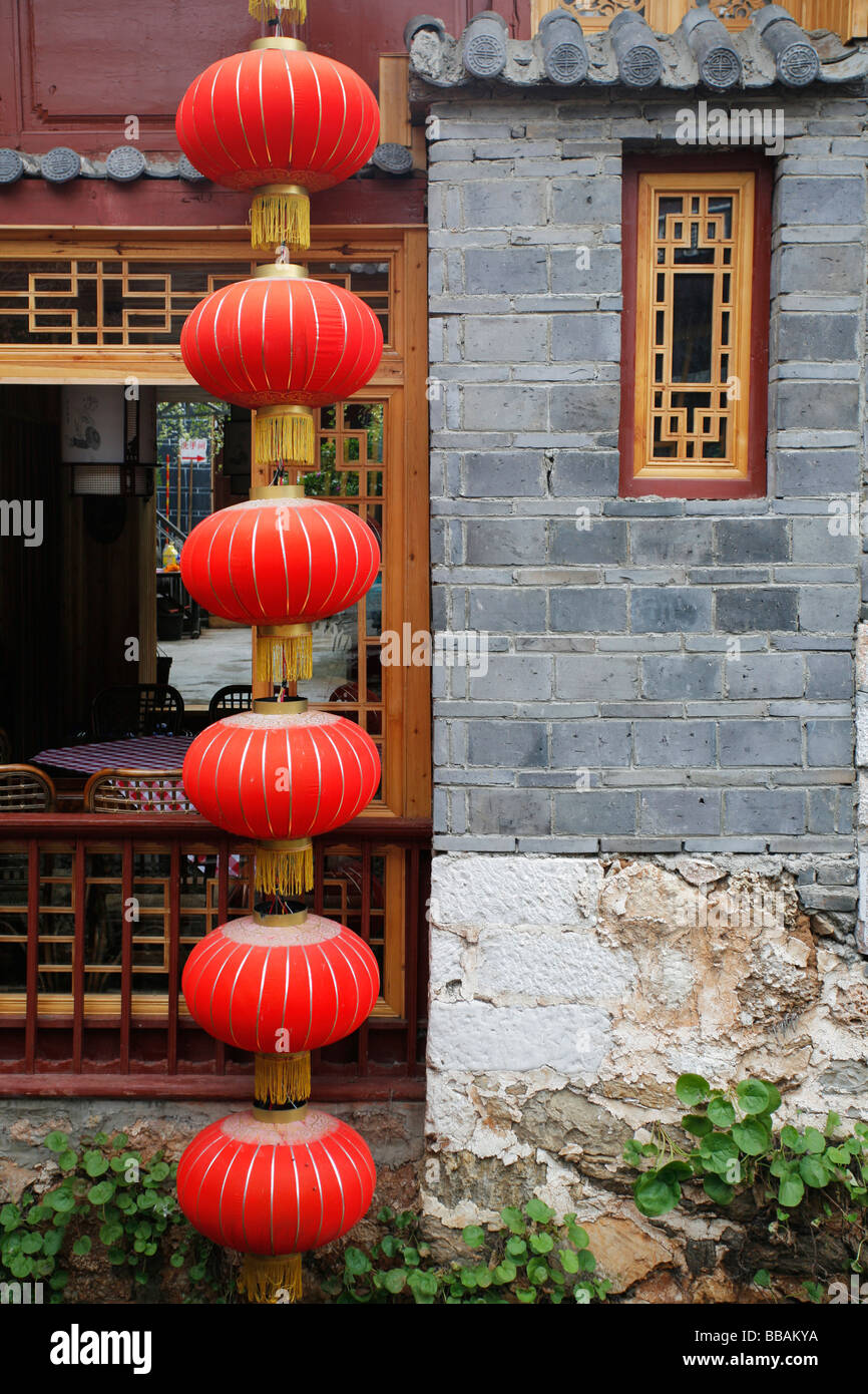 House in Lijiang with red Chinese lanterns Stock Photo - Alamy