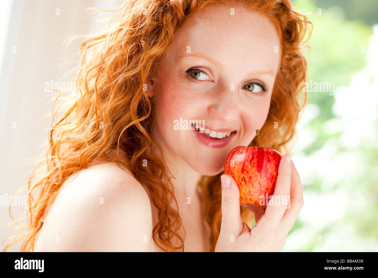 Girl holding apple Stock Photo - Alamy