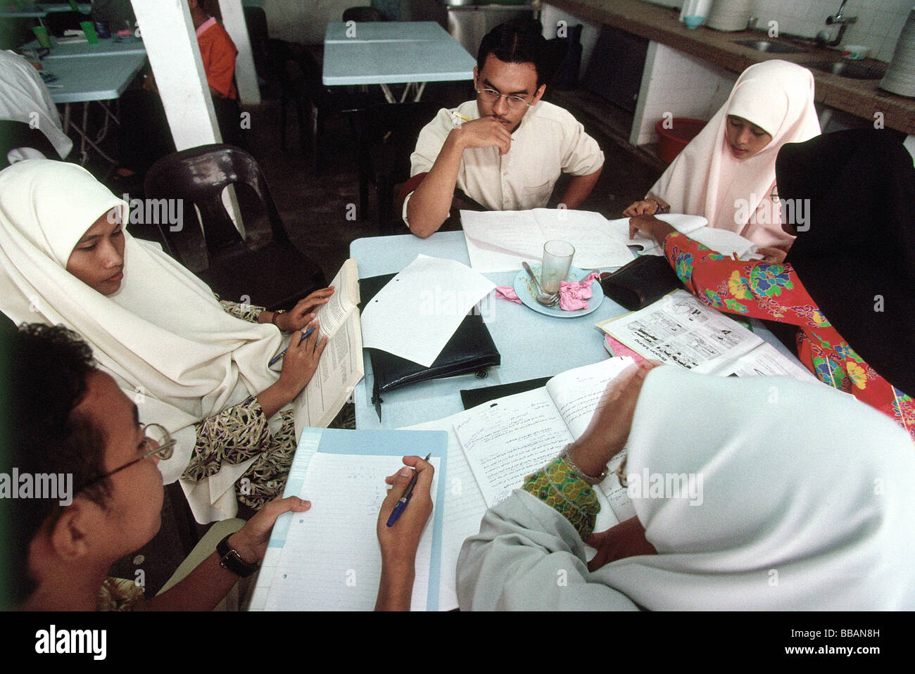 Muslim women islamic study group hi-res stock photography and images ...