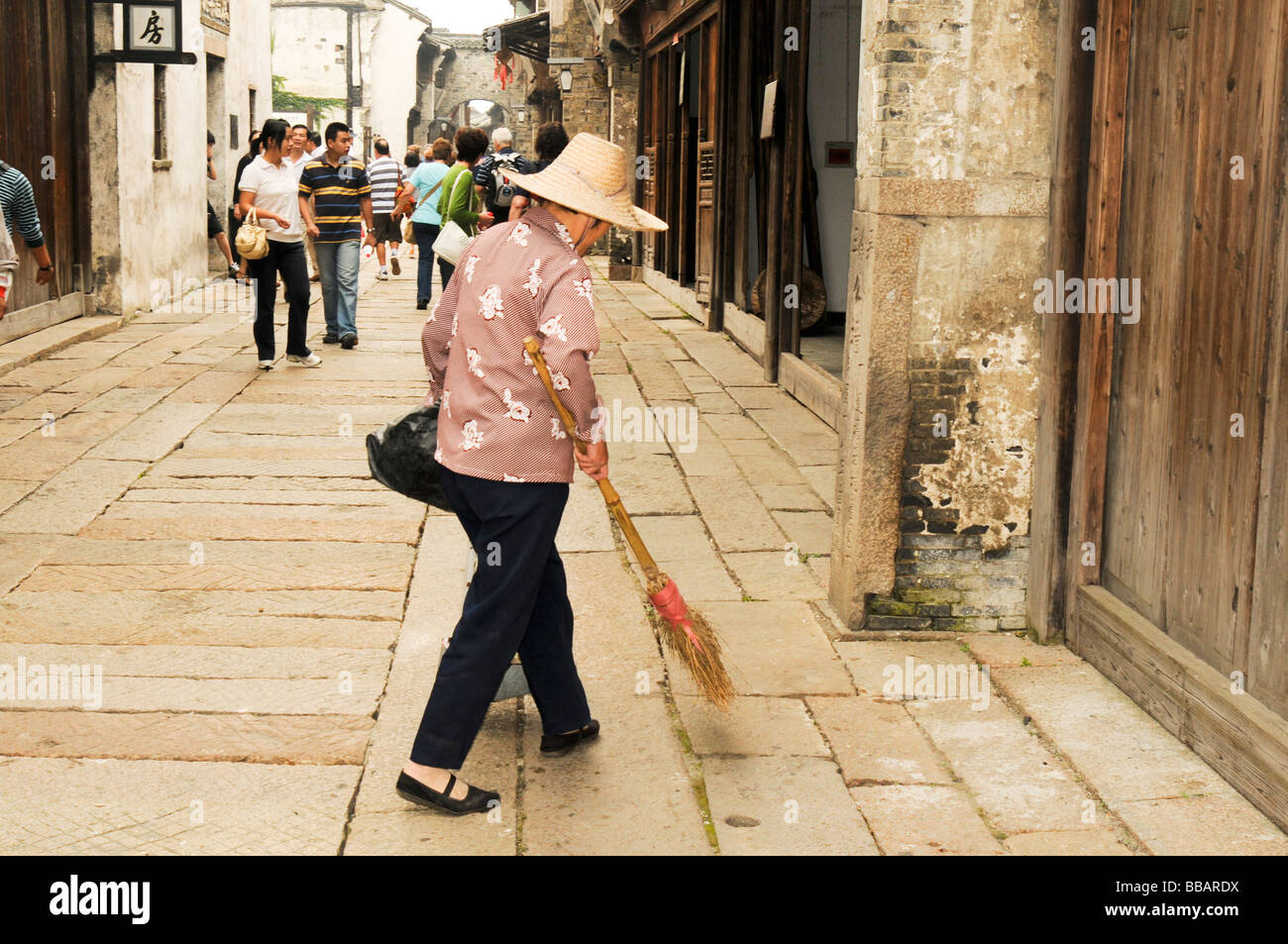 Street sweeping china hi-res stock photography and images - Alamy