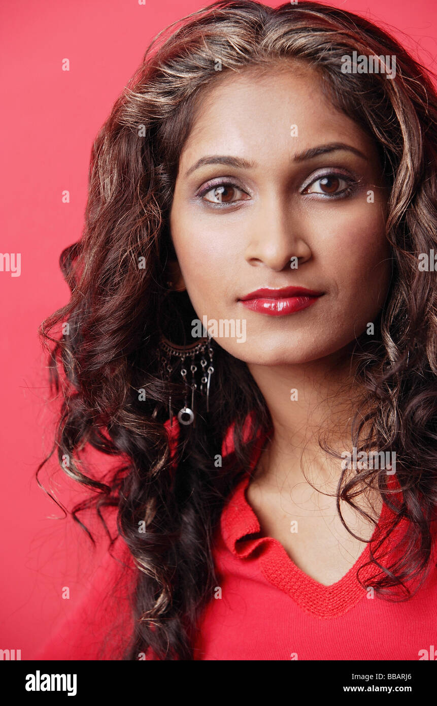 Woman looking at camera, head shot Stock Photo - Alamy
