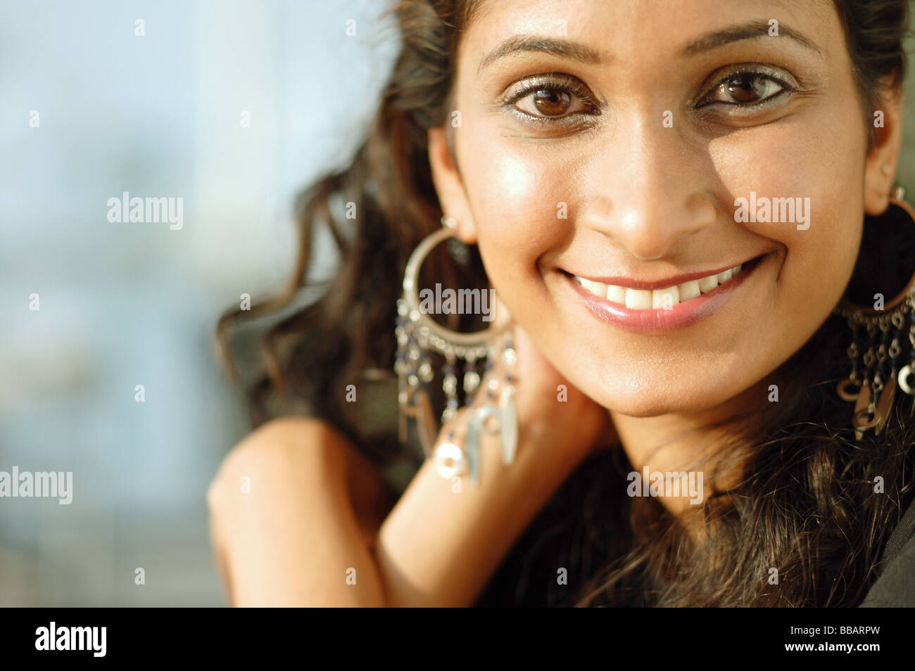 Woman smiling at camera, portrait Stock Photo - Alamy
