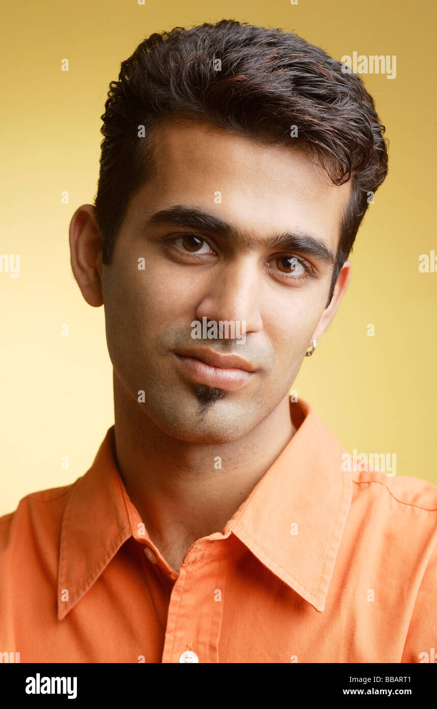 Man looking at camera, head shot Stock Photo - Alamy