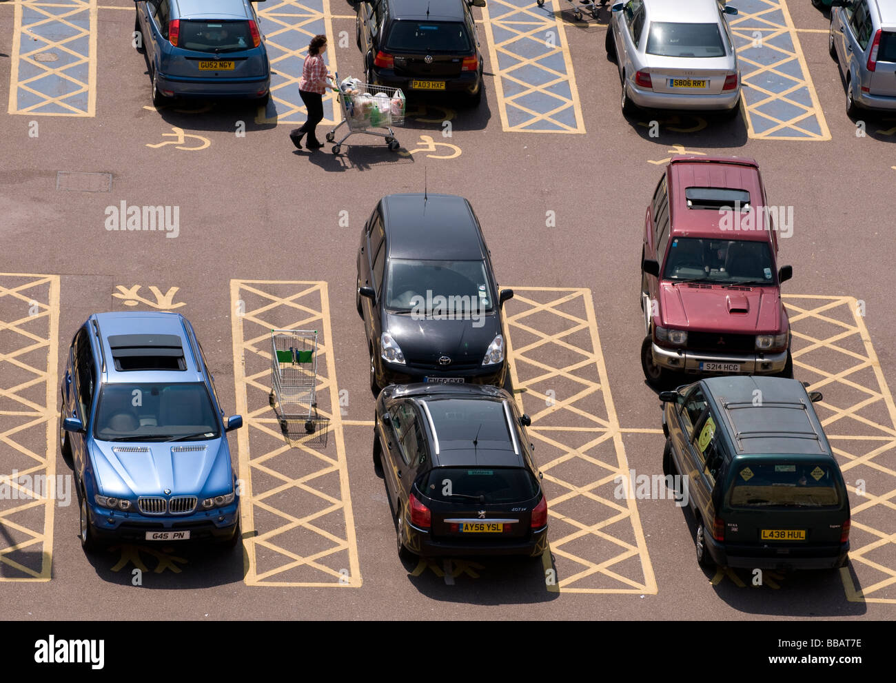 Cars parked hi-res stock photography and images - Alamy