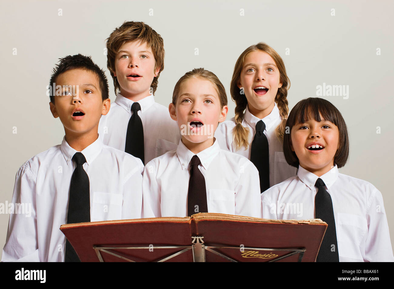 Five singing together hi-res stock photography and images - Alamy