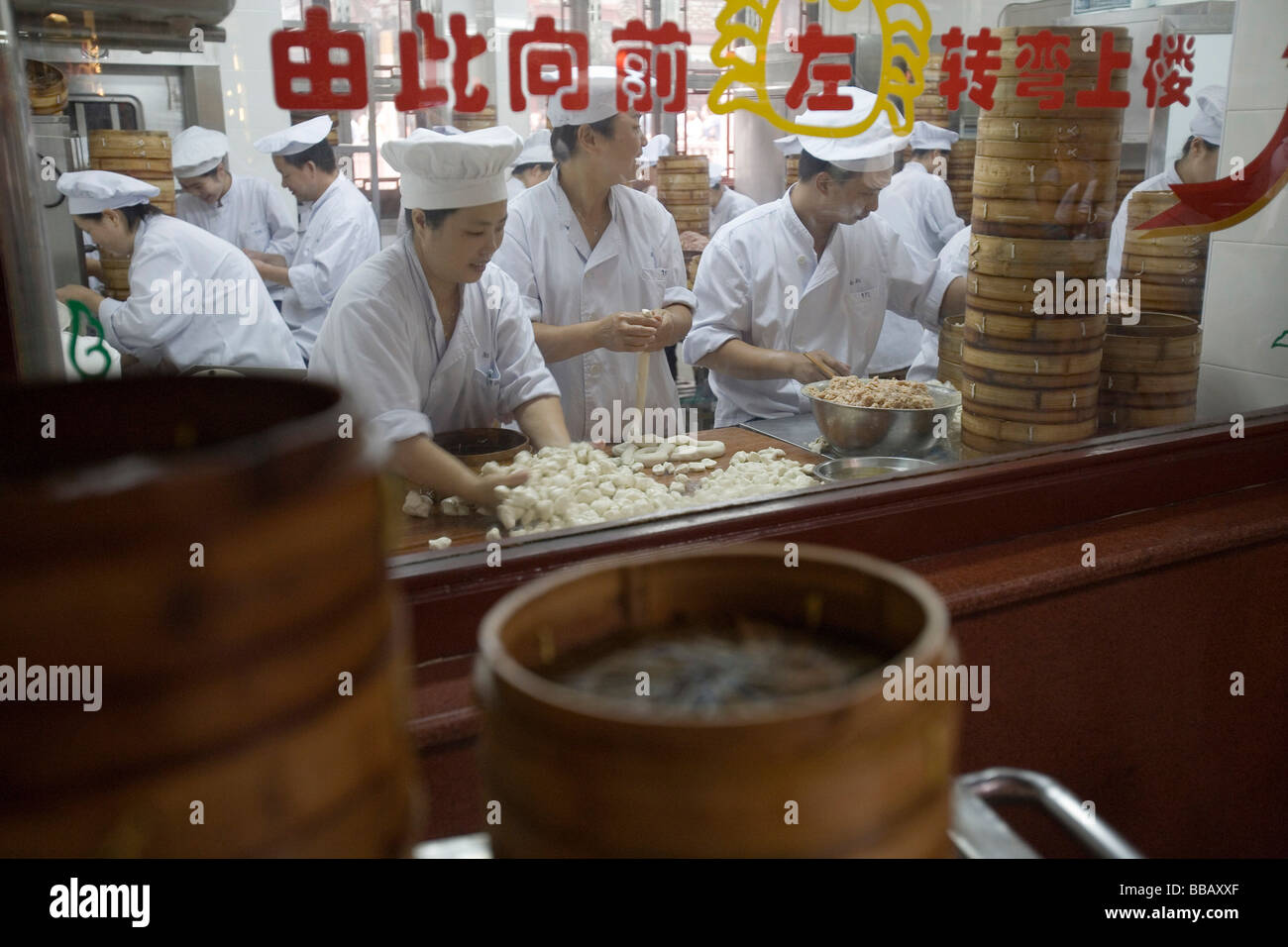 China workers hi-res stock photography and images - Alamy
