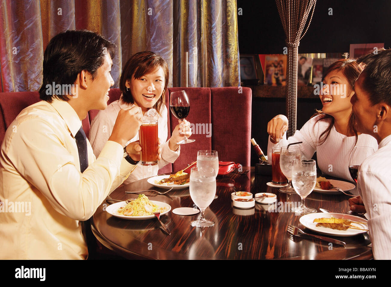 Couples eating restaurant hi-res stock photography and images - Alamy