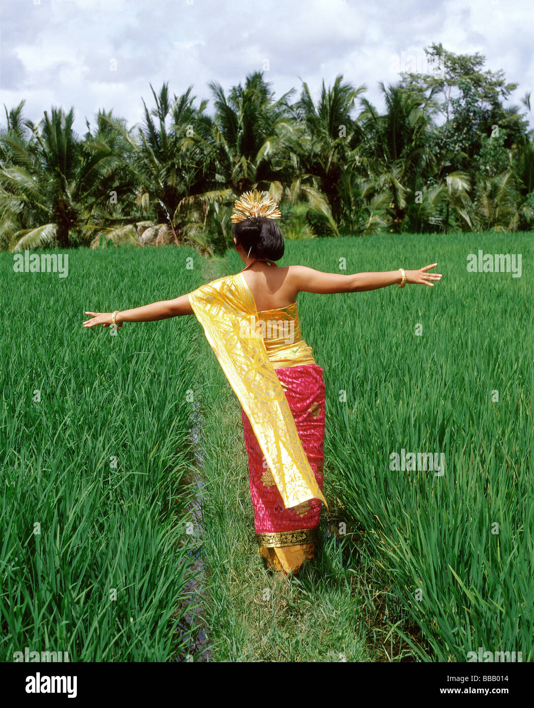 Balinese dancer walking through hi-res stock photography and images - Alamy