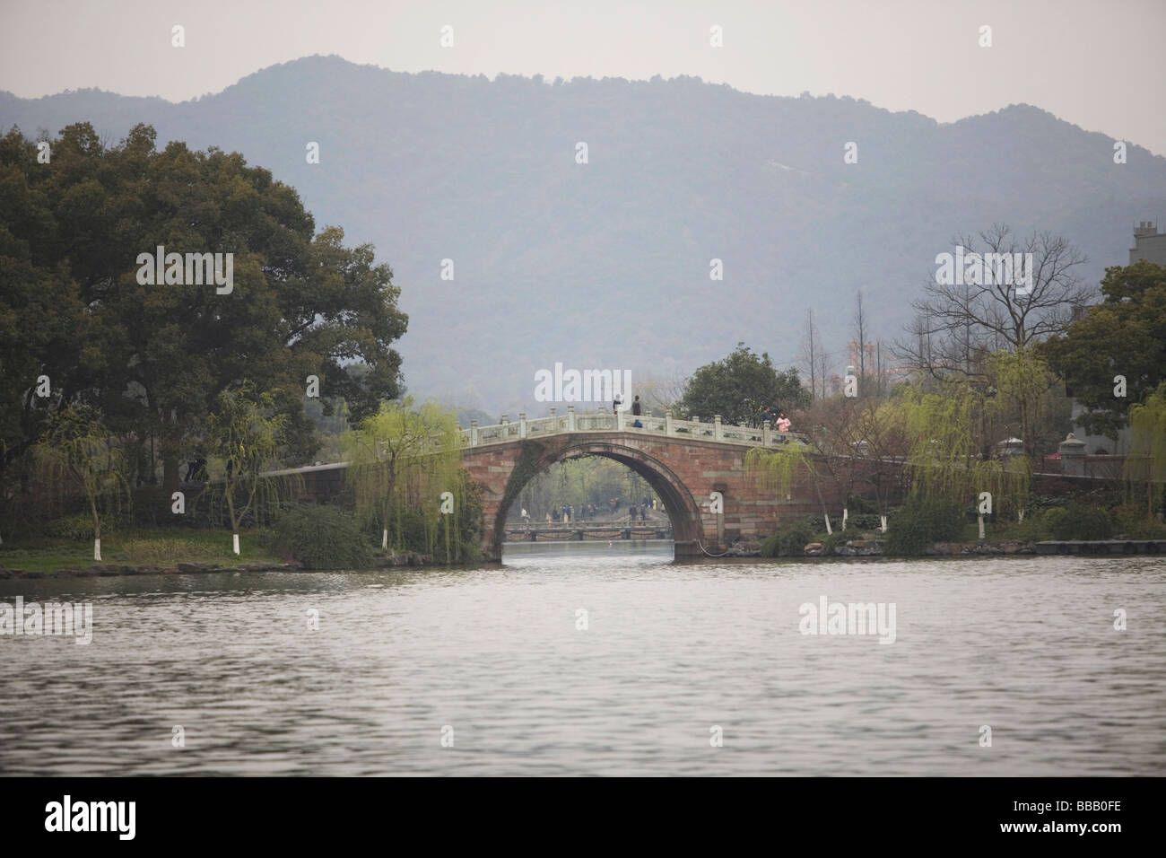 Su causeway, West Lake, Hangzhou, China Stock Photo - Alamy