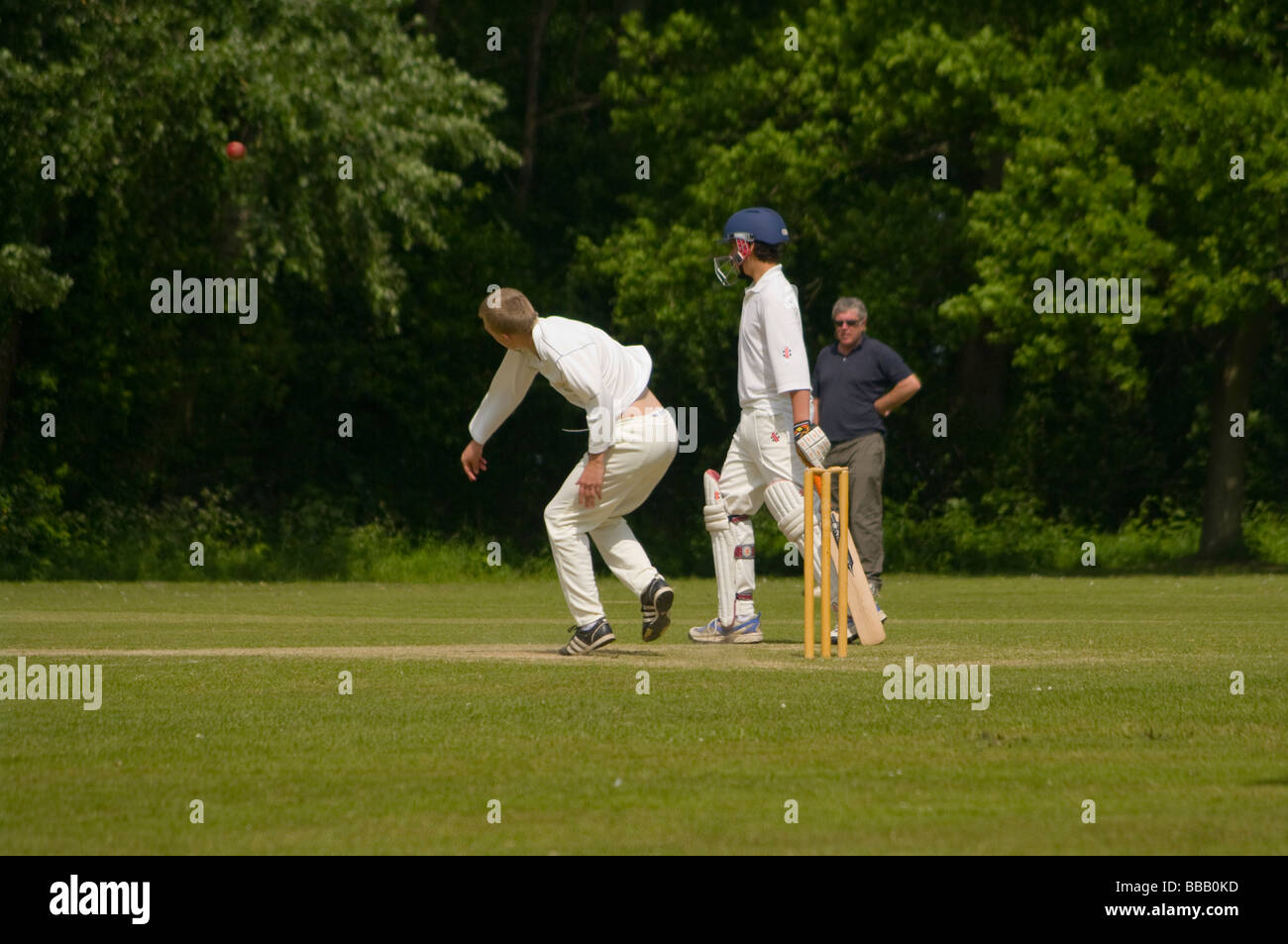 Cricket players wearing whites hi-res stock photography and images - Alamy