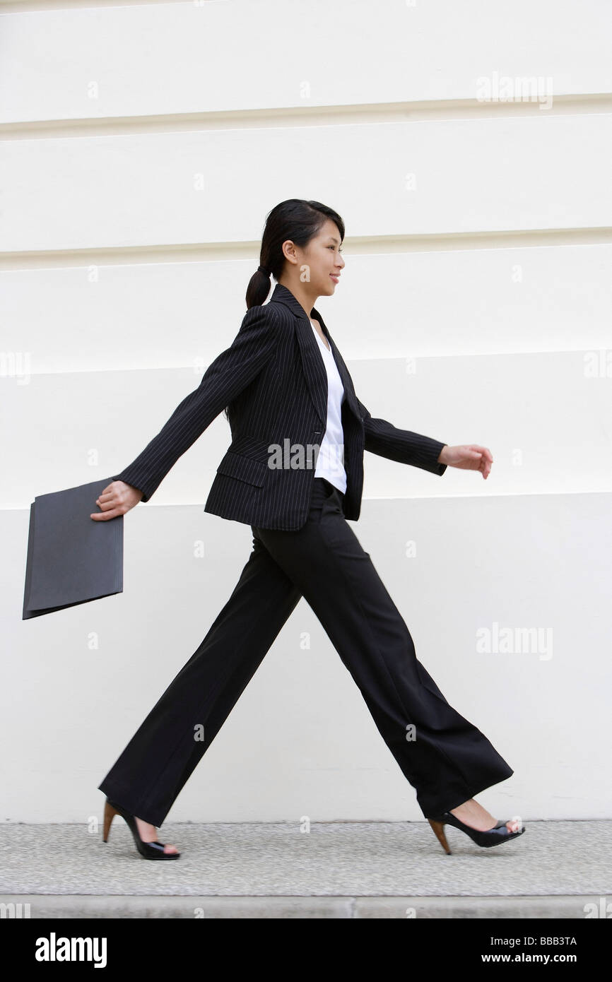 Black business woman walking side hi-res stock photography and images ...