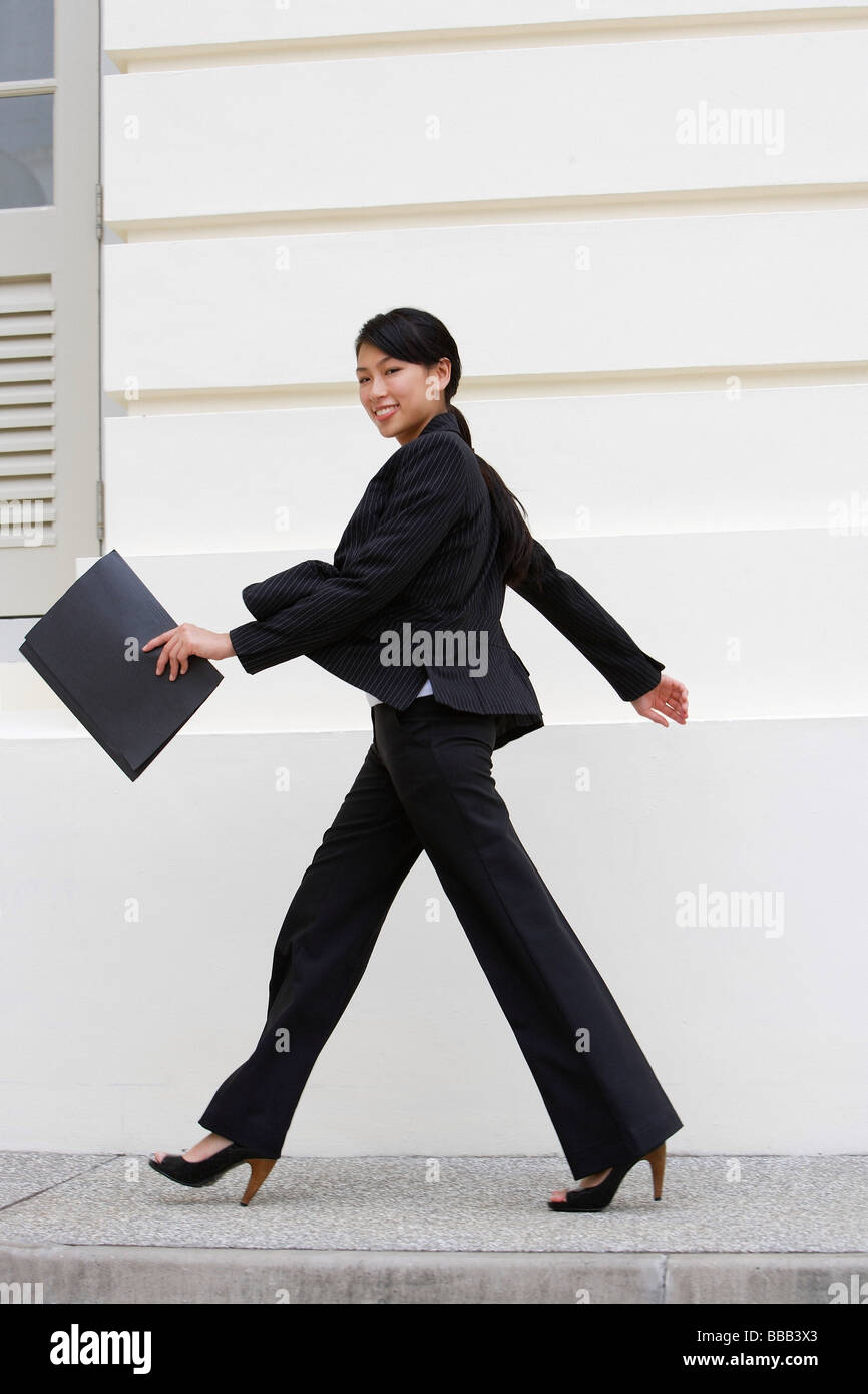 Black business woman walking side hi-res stock photography and images ...