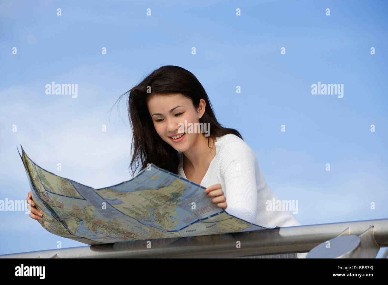 Young woman reading map Stock Photo - Alamy