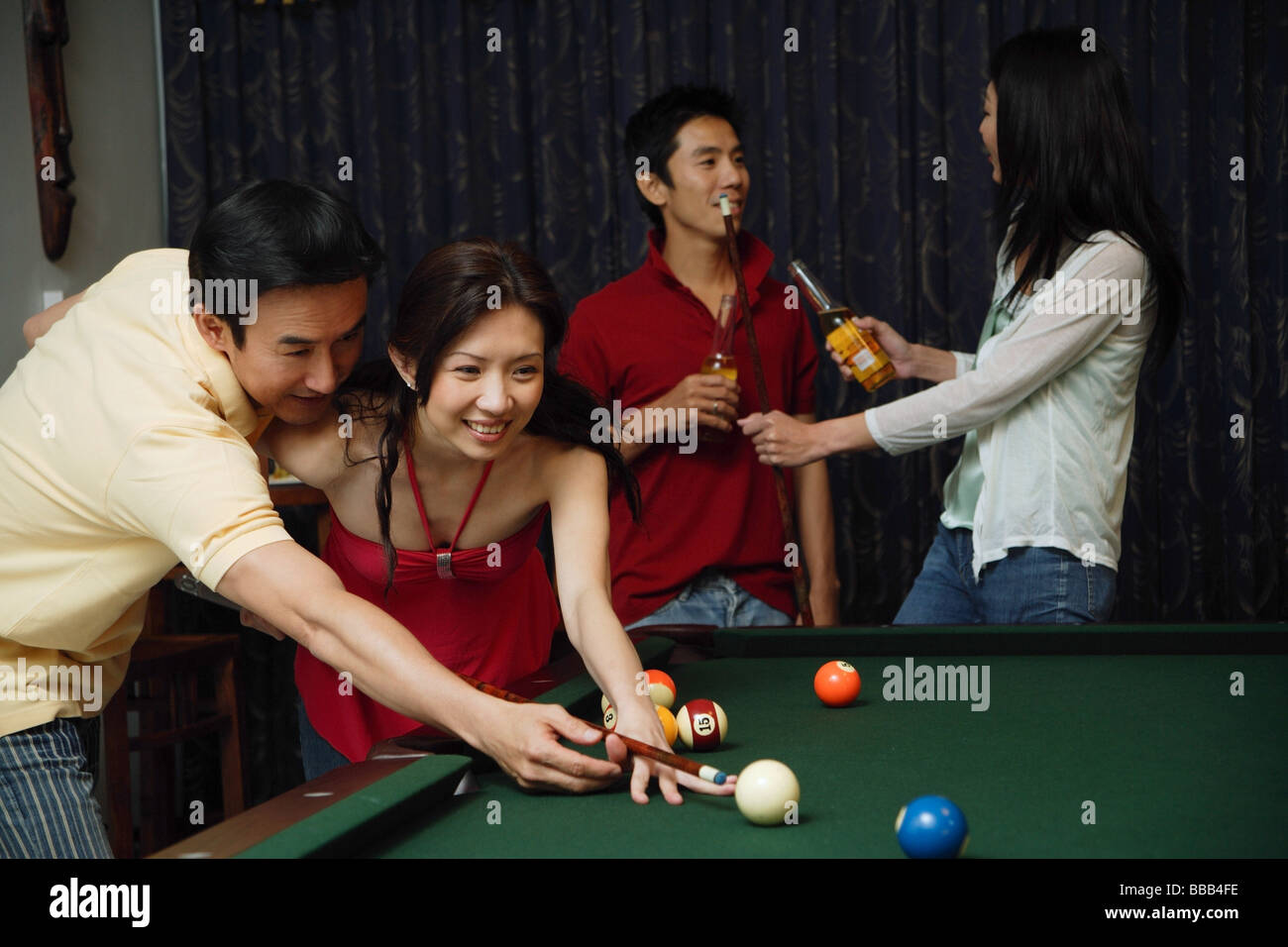 Man teaching woman to play snooker hi-res stock photography and images ...
