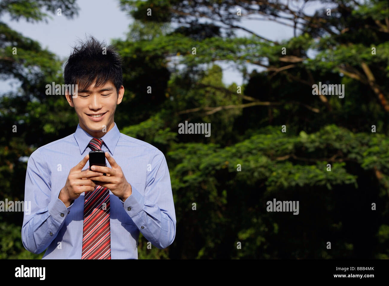 Young man reading text messages Stock Photo - Alamy