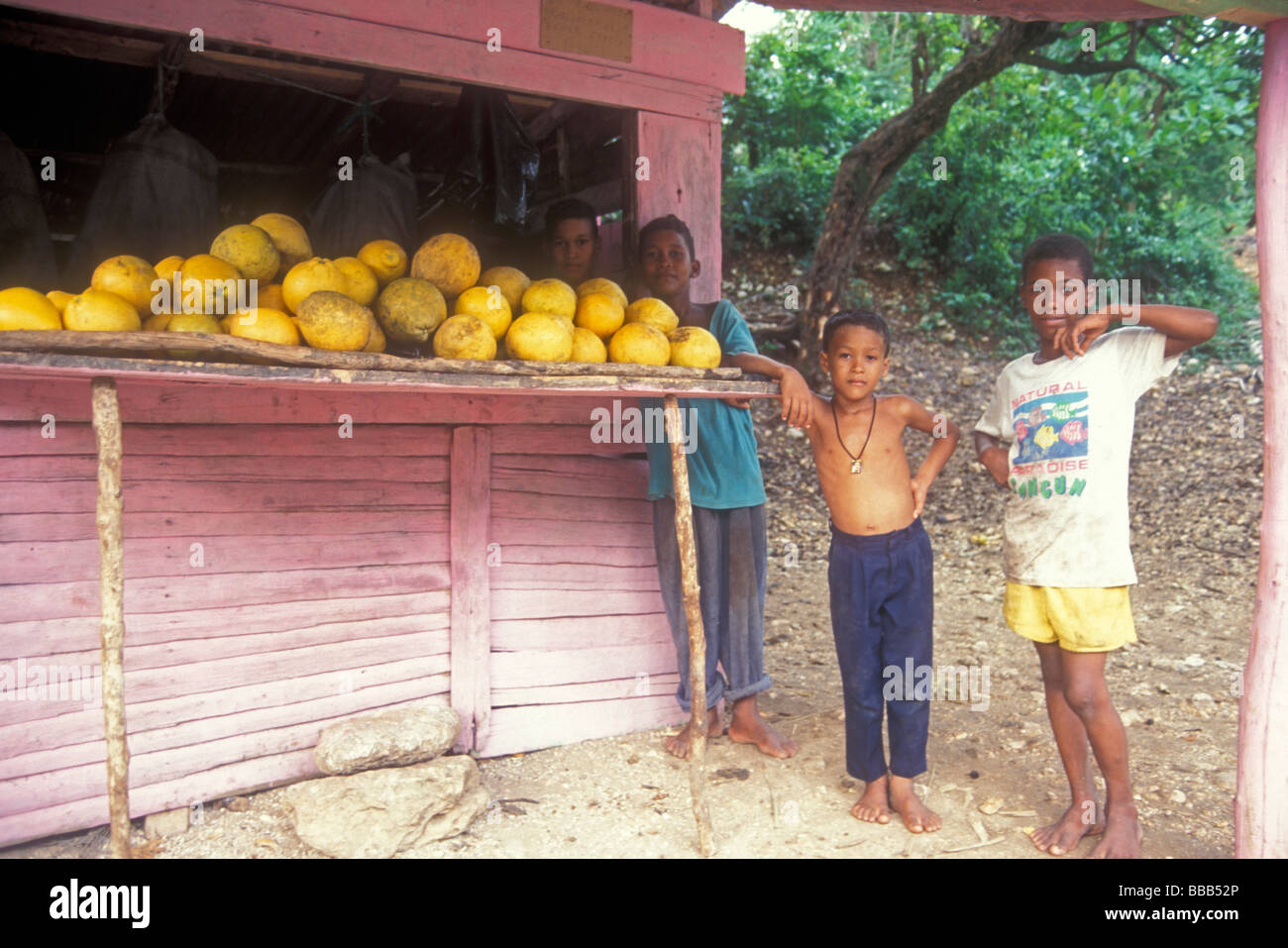 Poor dominicana children hi-res stock photography and images - Alamy