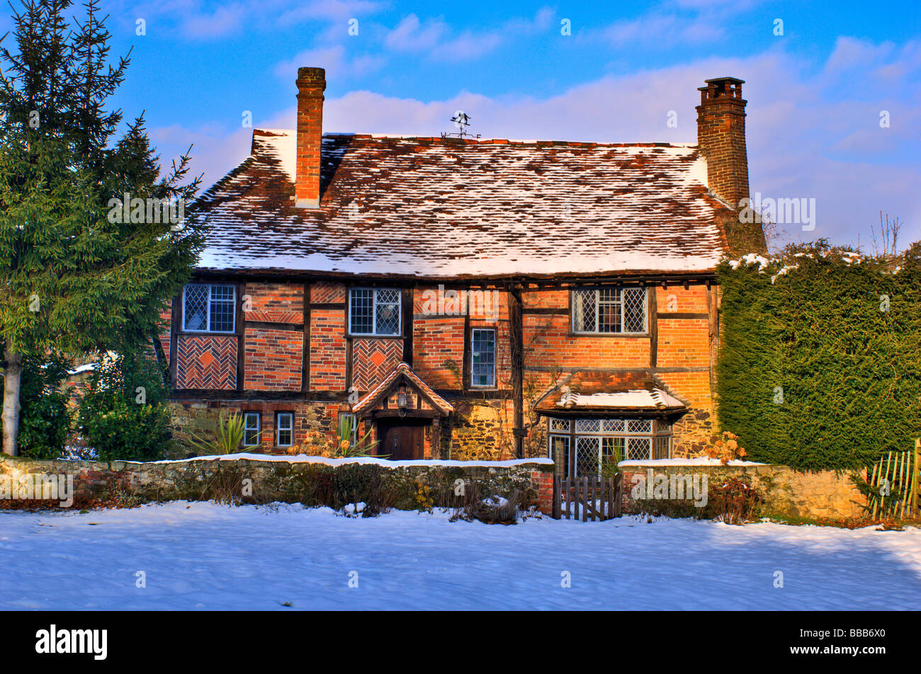 pretty olde worlde house covered in snow, kent, england, uk Stock Photo ...