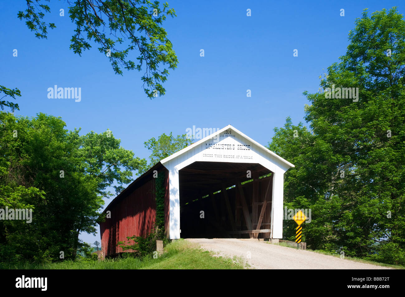 Rural country road with bridge hi-res stock photography and images - Alamy