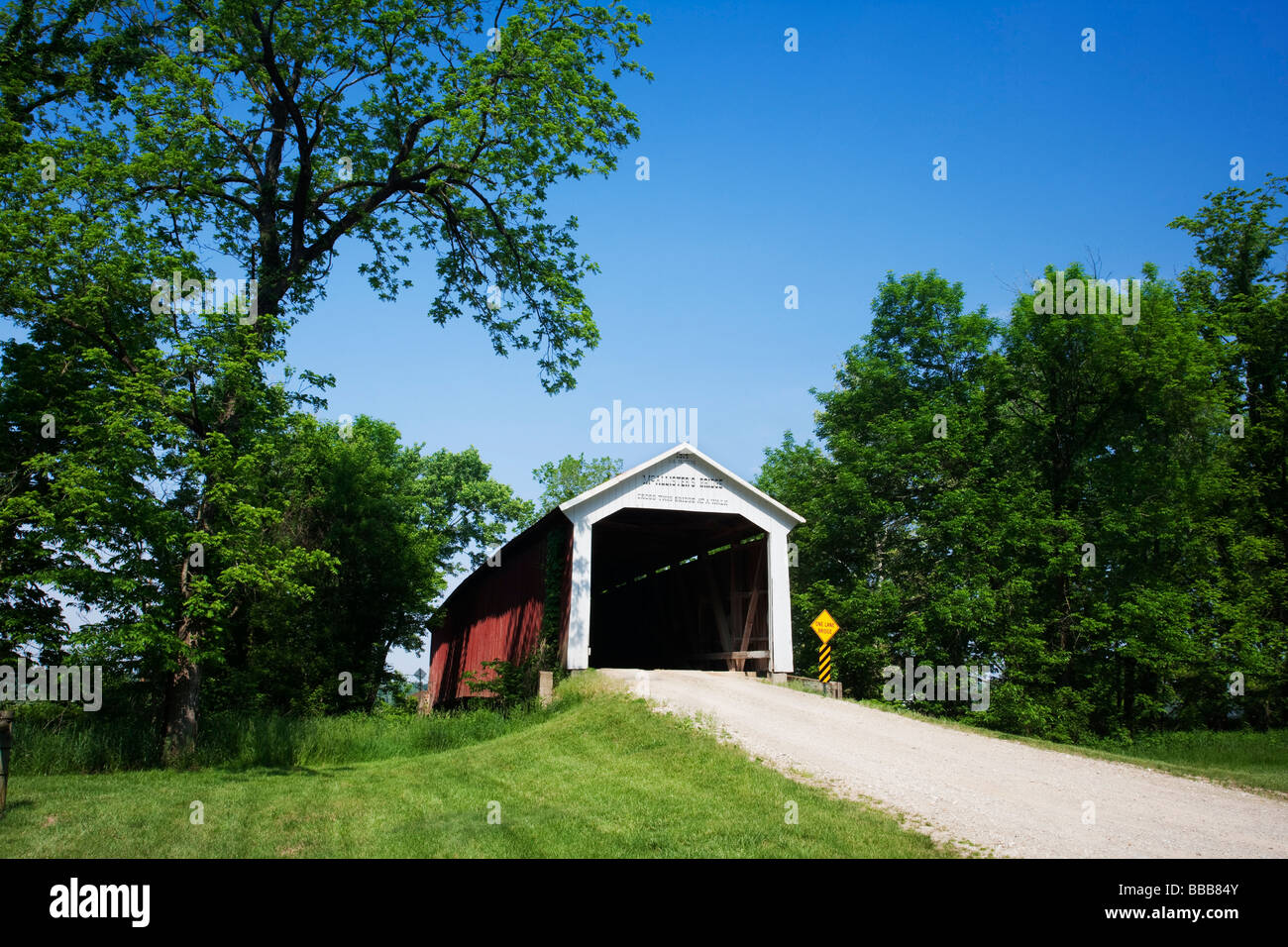 Rural country road with bridge hi-res stock photography and images - Alamy