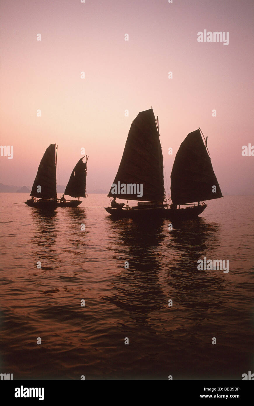 Junk boat sunrise halong bay hi-res stock photography and images - Alamy