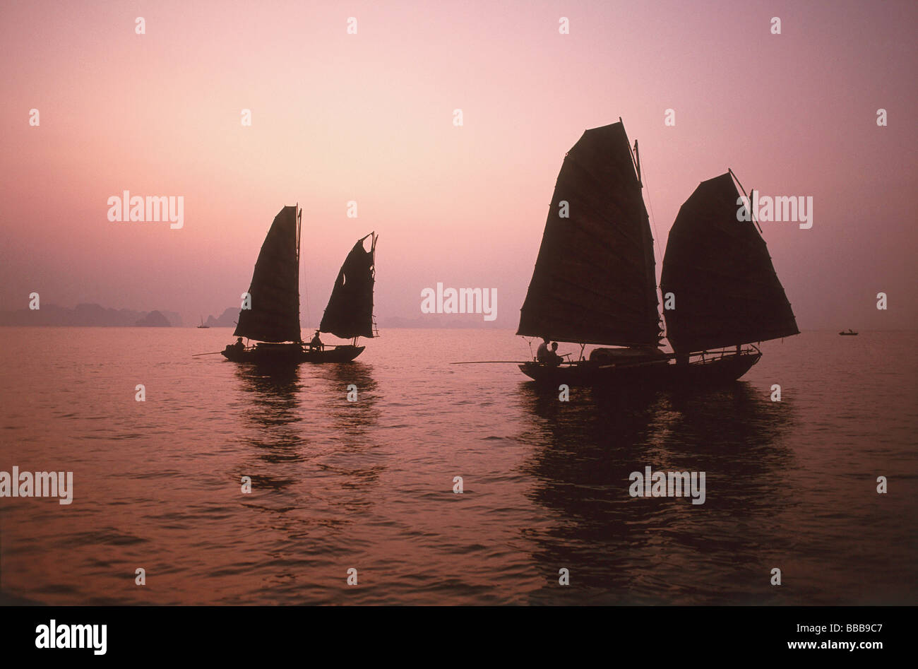 Junk boat sunrise halong bay hi-res stock photography and images - Alamy