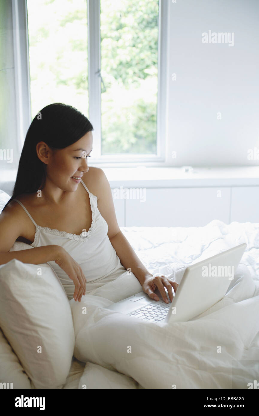 Woman on bed using laptop hi-res stock photography and images - Alamy