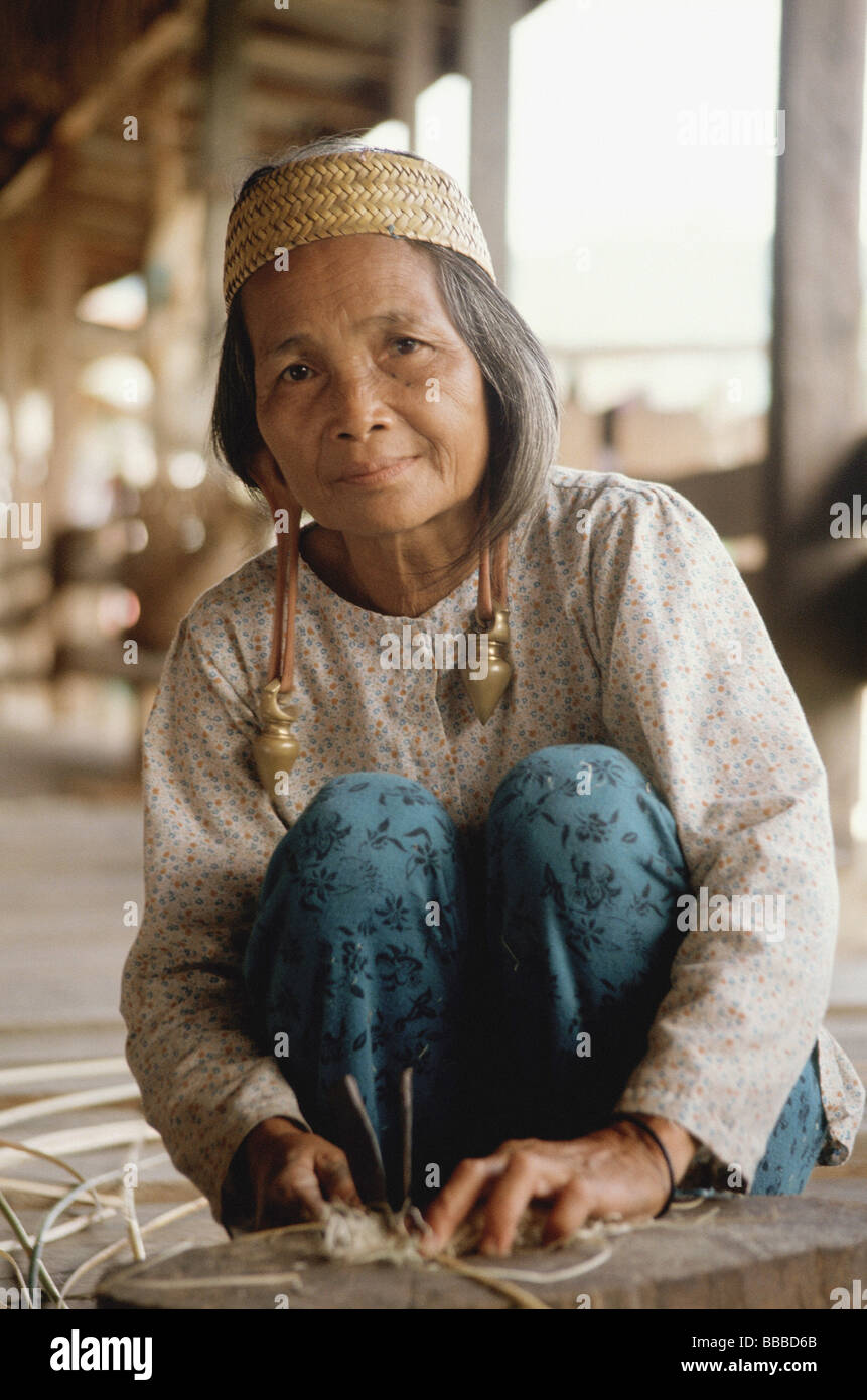 Malaysia, Sarawak, Kenya woman splitting rattan Stock Photo - Alamy