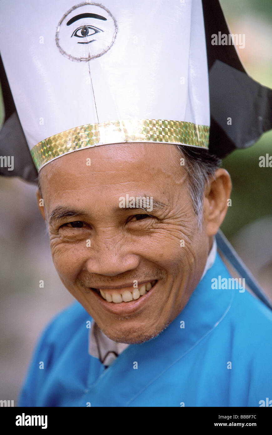 Cao dai lay priest portrait hi-res stock photography and images - Alamy