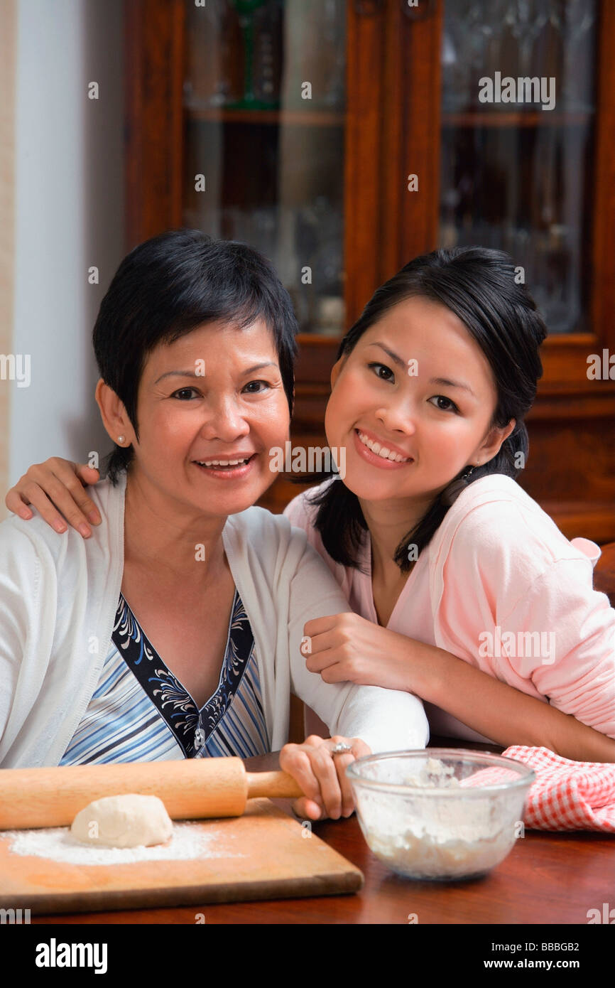 Mother and daughter baking together Stock Photo - Alamy