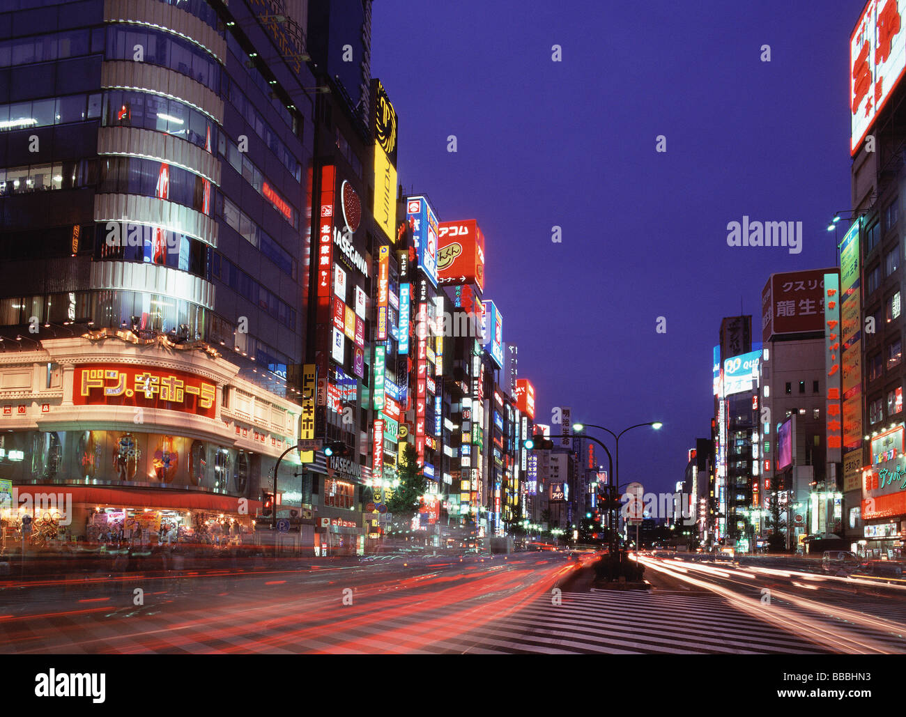 People traffic road junction shinjuku hi-res stock photography and ...