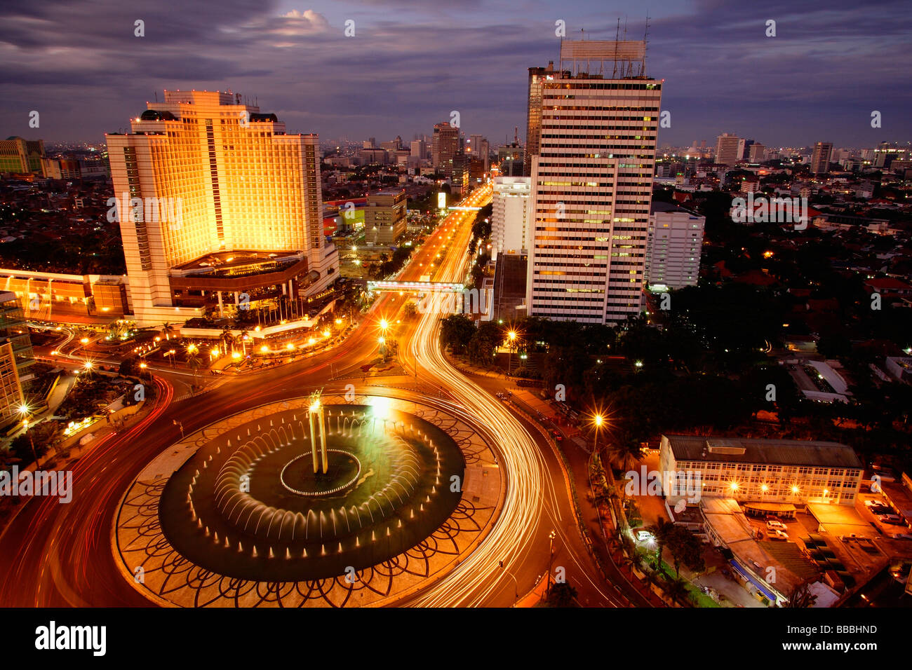 Early evening view of the Hotel Indonesia roundabout, Welcome monument ...