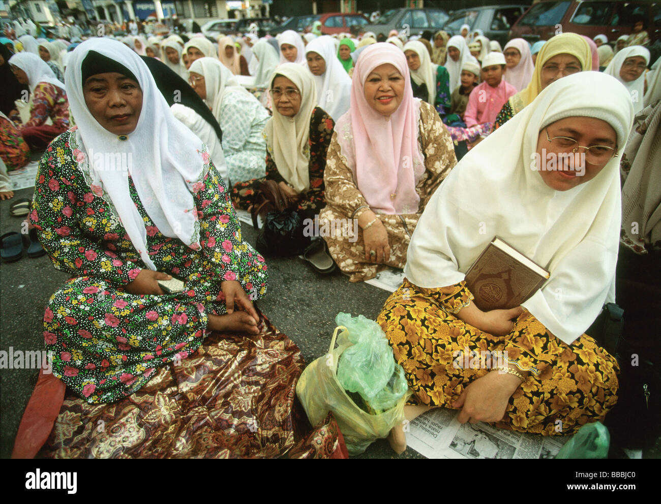 Overflow crowd of women hi-res stock photography and images - Alamy