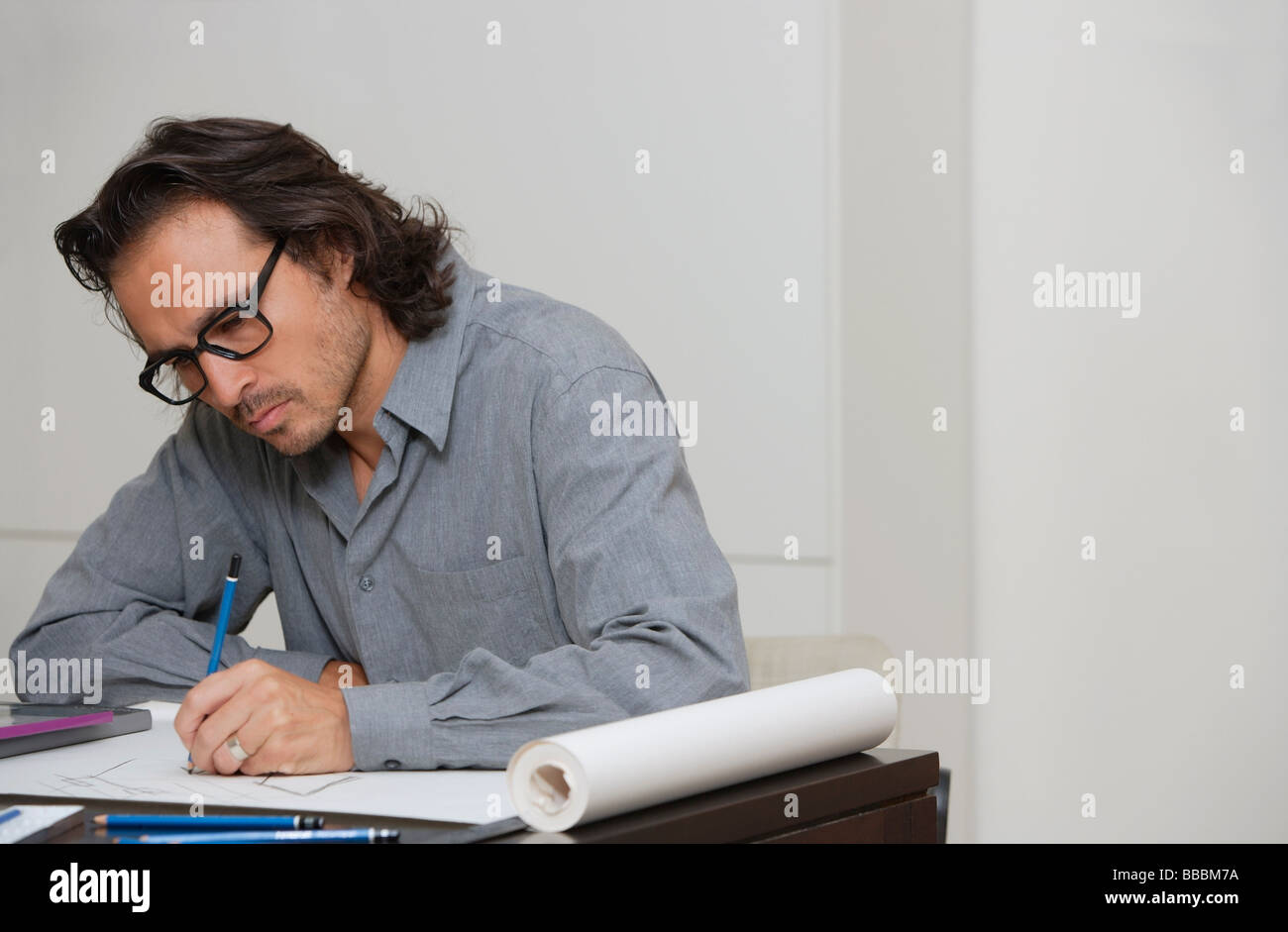 Man sitting drawing hi-res stock photography and images - Alamy