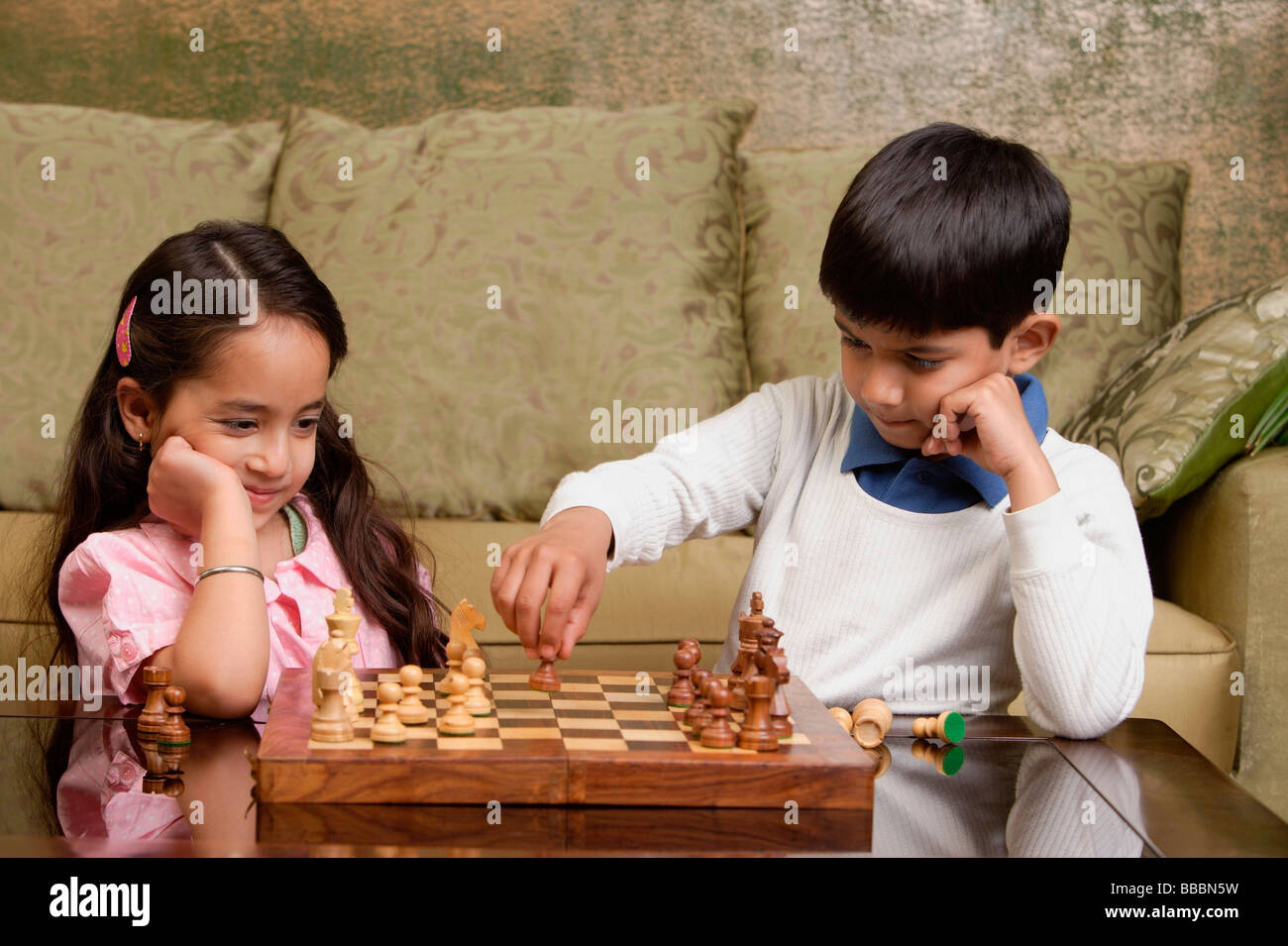 How to play chess hi-res stock photography and images - Alamy