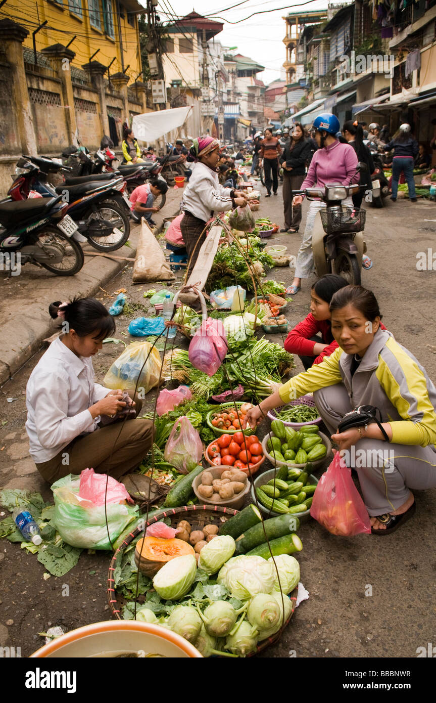 Atmosphere of morning fresh market in Old Quarter, Hanoi, vietnam Stock ...