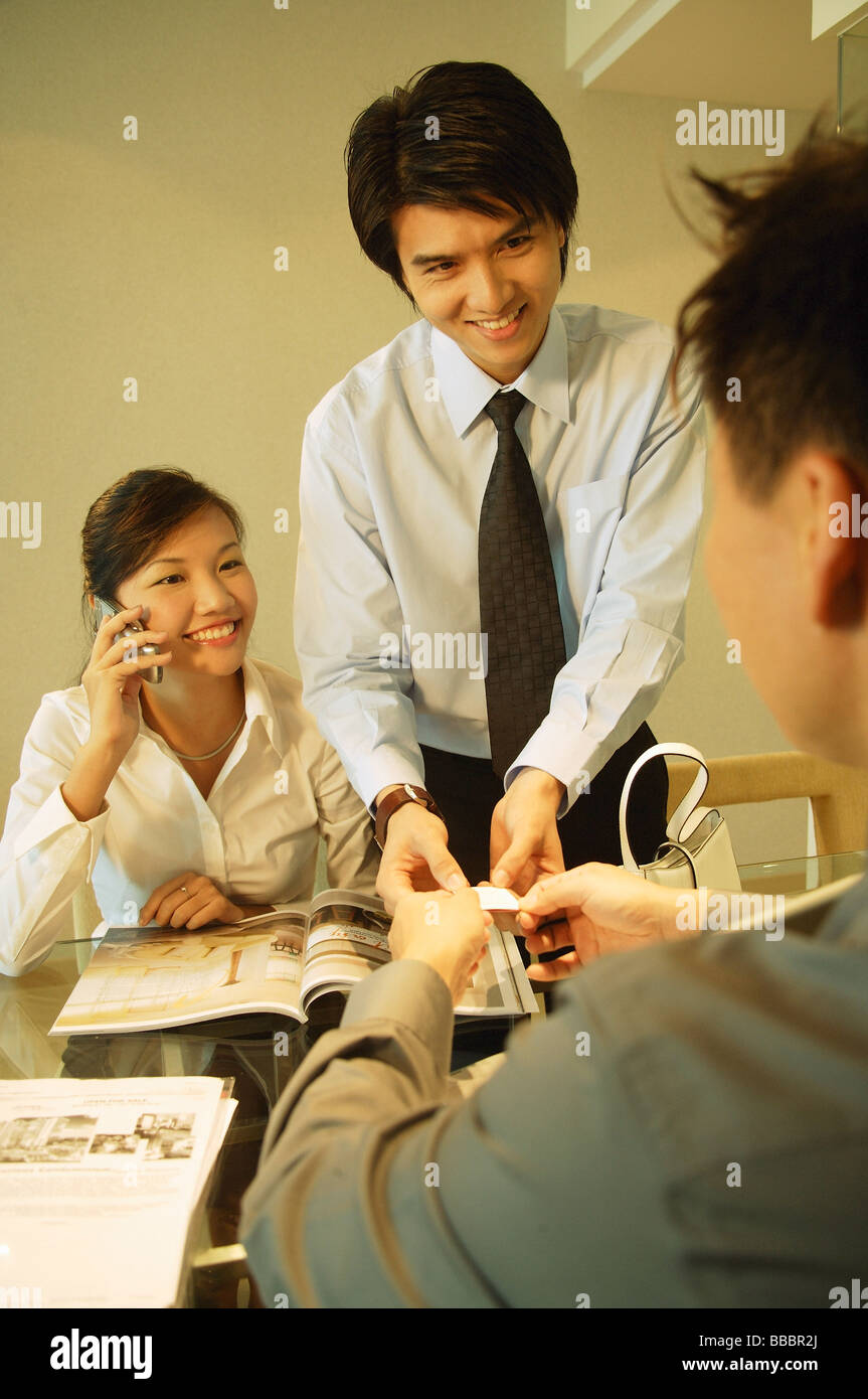 Mobile discussion hi-res stock photography and images - Alamy