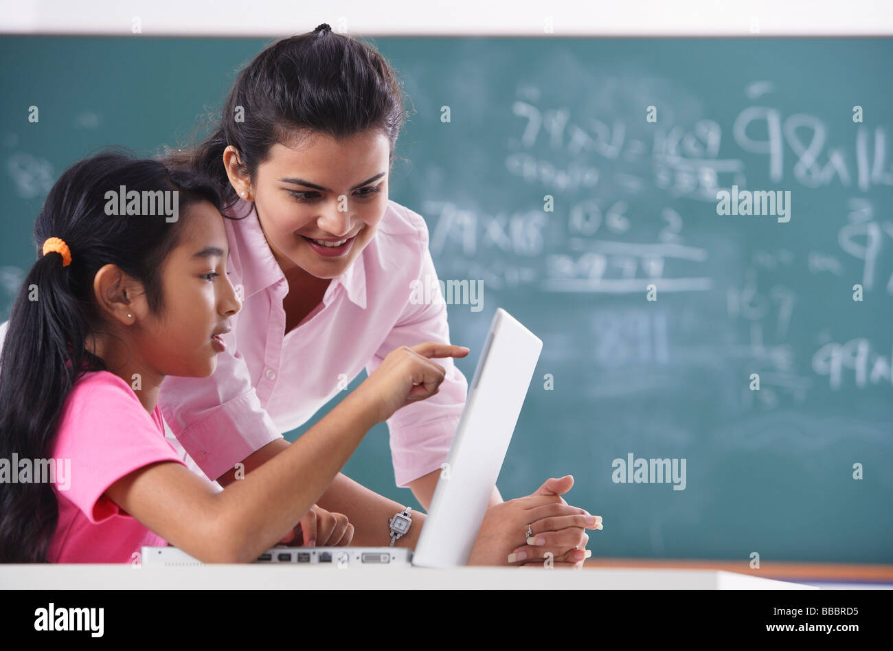 Indian school children using computers hi-res stock photography and ...