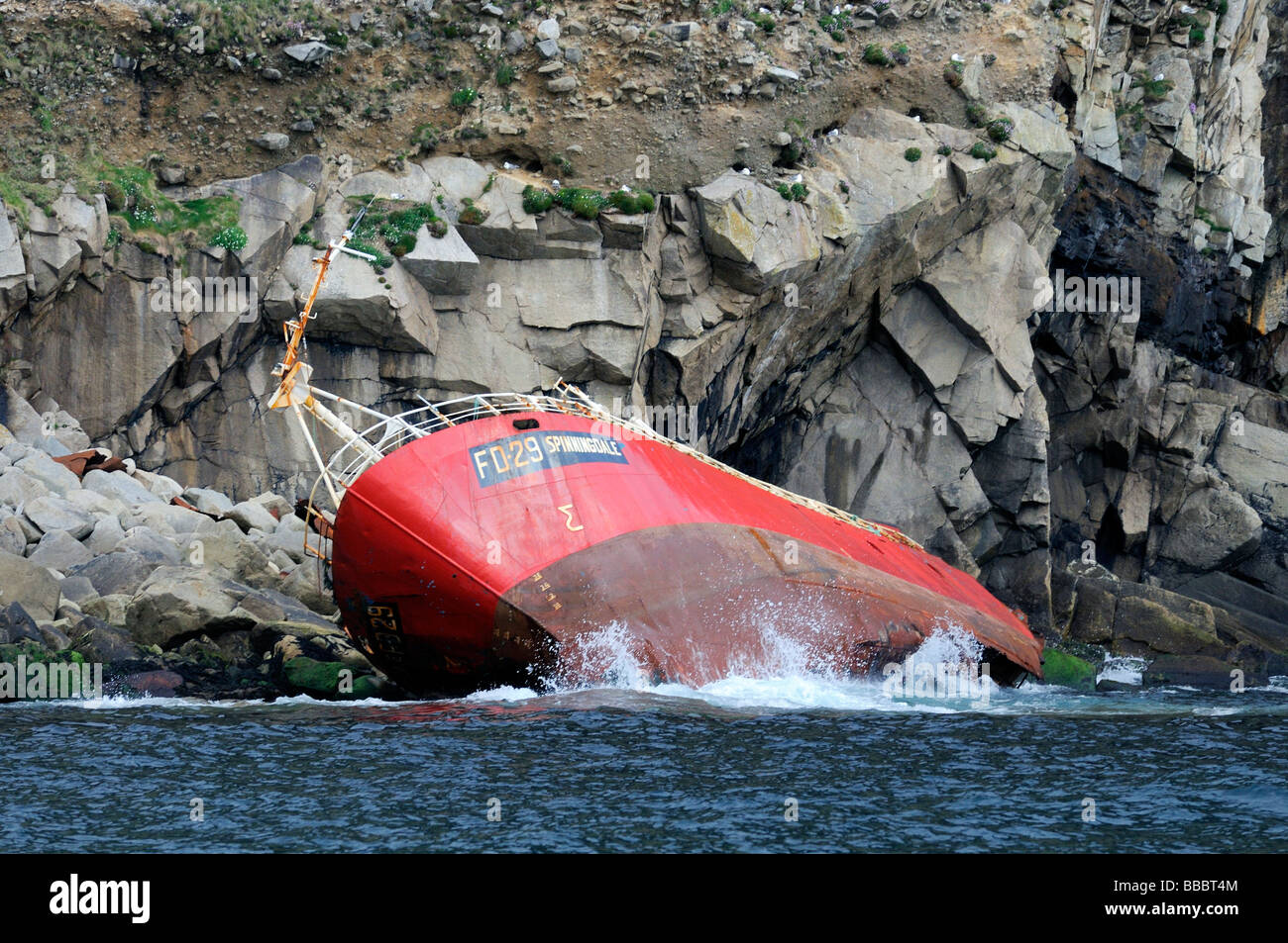 Shipwreck of the trawler Spinningdale in Village Bay, St Kilda Stock ...