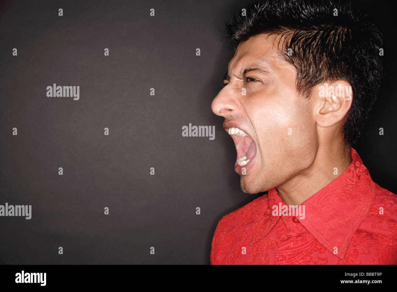 Man screaming, head shot Stock Photo - Alamy