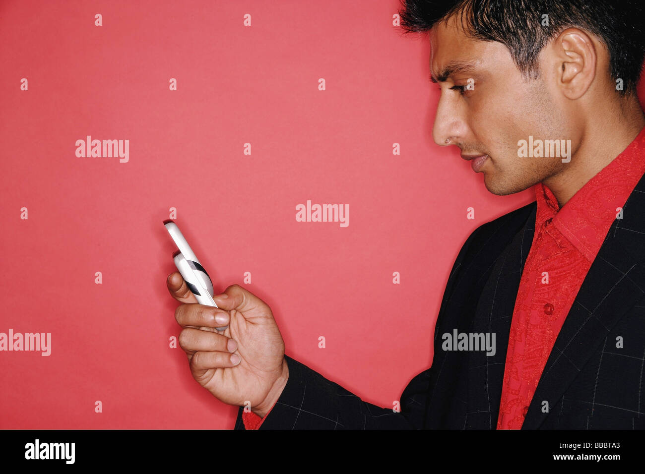 Man looking at handphone hi-res stock photography and images - Alamy
