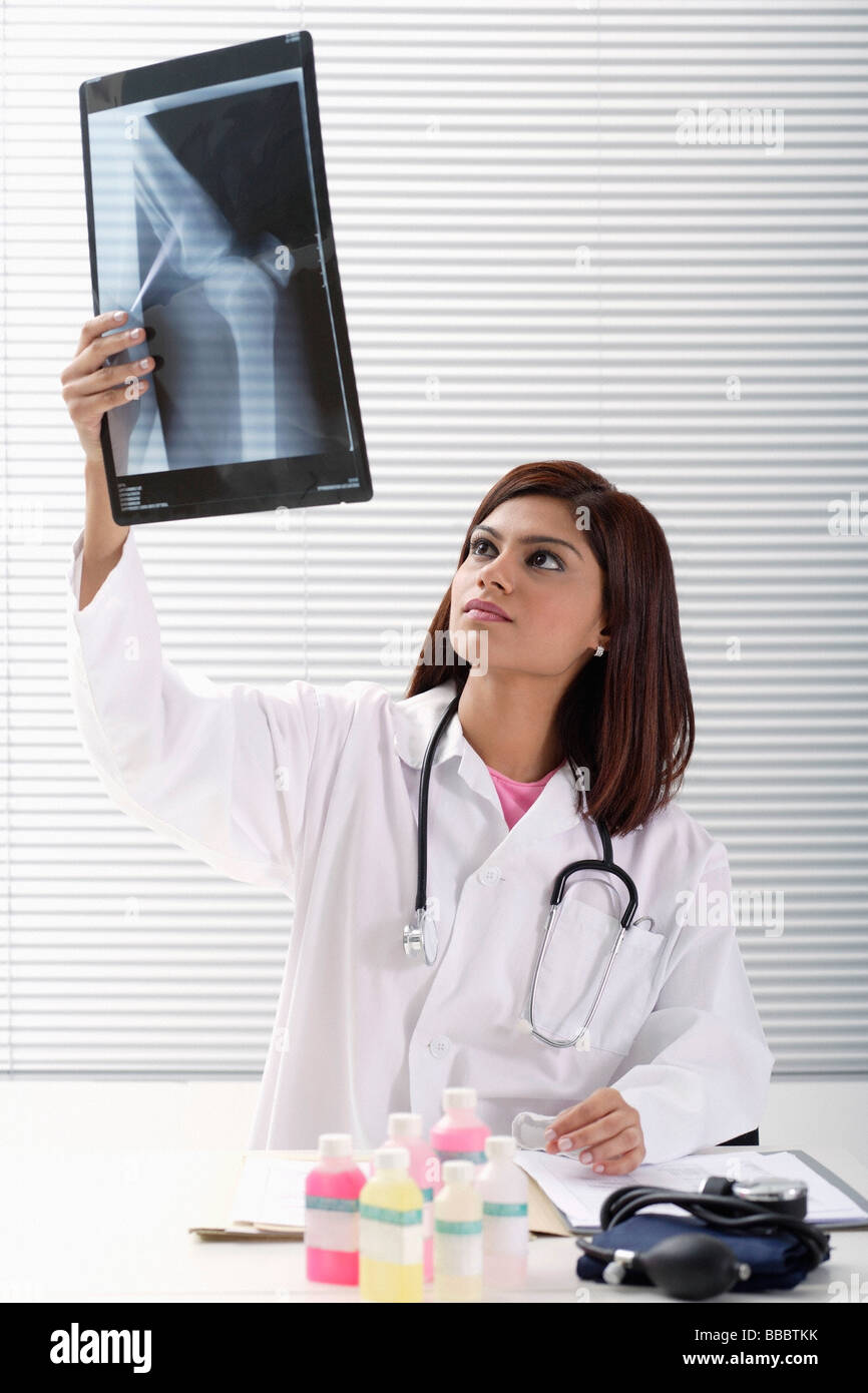 Singapore hospital doctor hi-res stock photography and images - Alamy