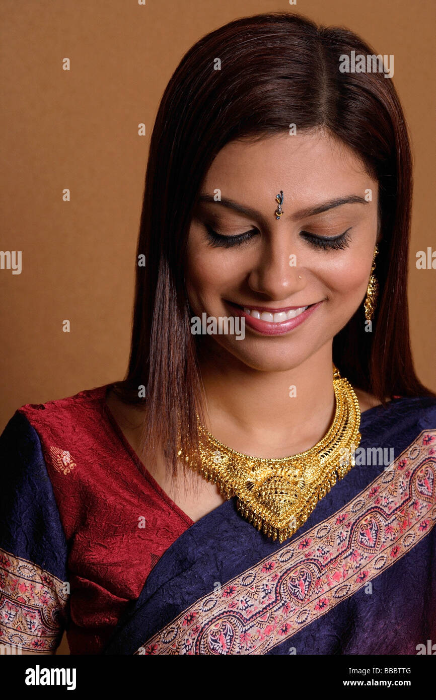 Portrait of Indian woman wearing sari Stock Photo - Alamy