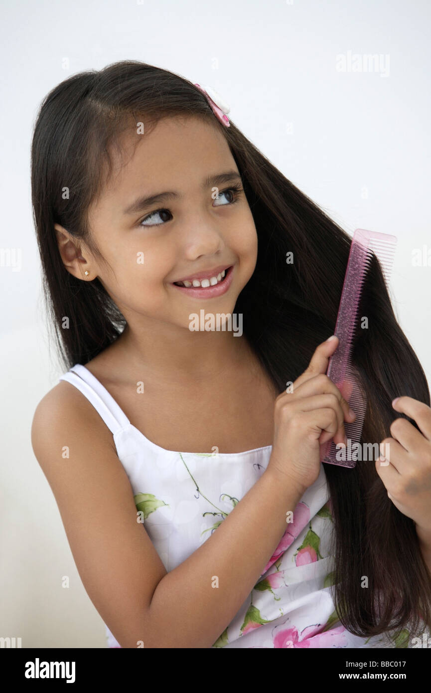 Child combs hair asia hi-res stock photography and images - Alamy