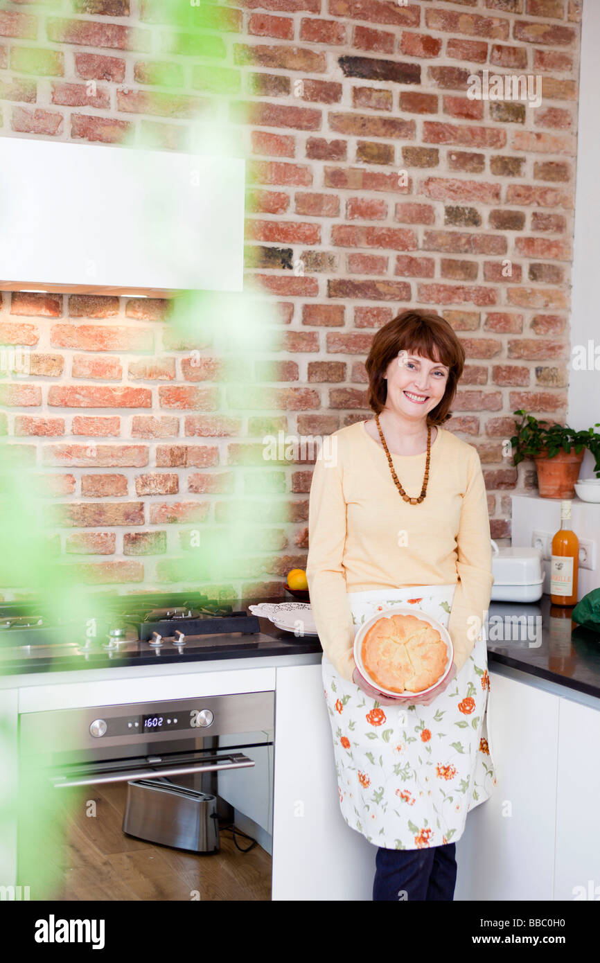 woman in kitchen smiling at viewer Stock Photo - Alamy