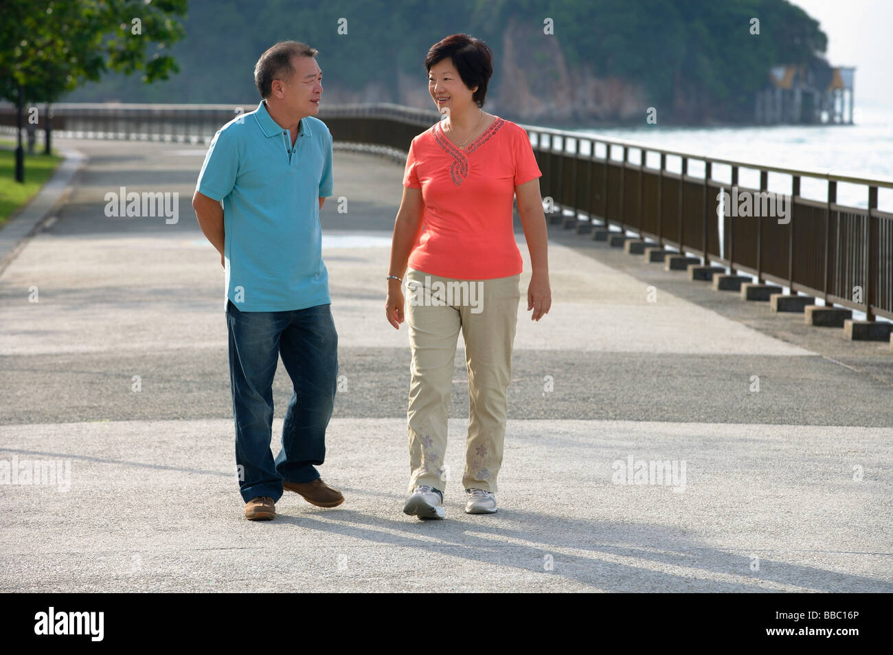Couple strolling along the waterfront Stock Photo - Alamy